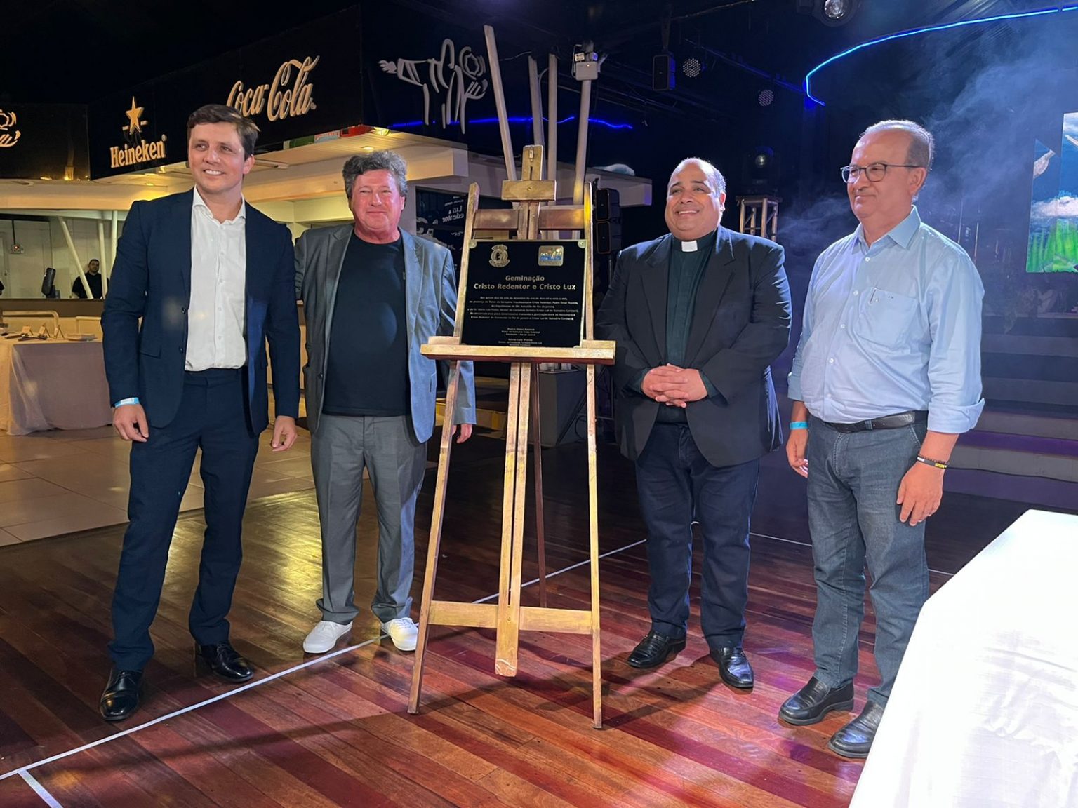 Geminação do Cristo Redentor, do Corcovado, com o Cristo Luz, de ...